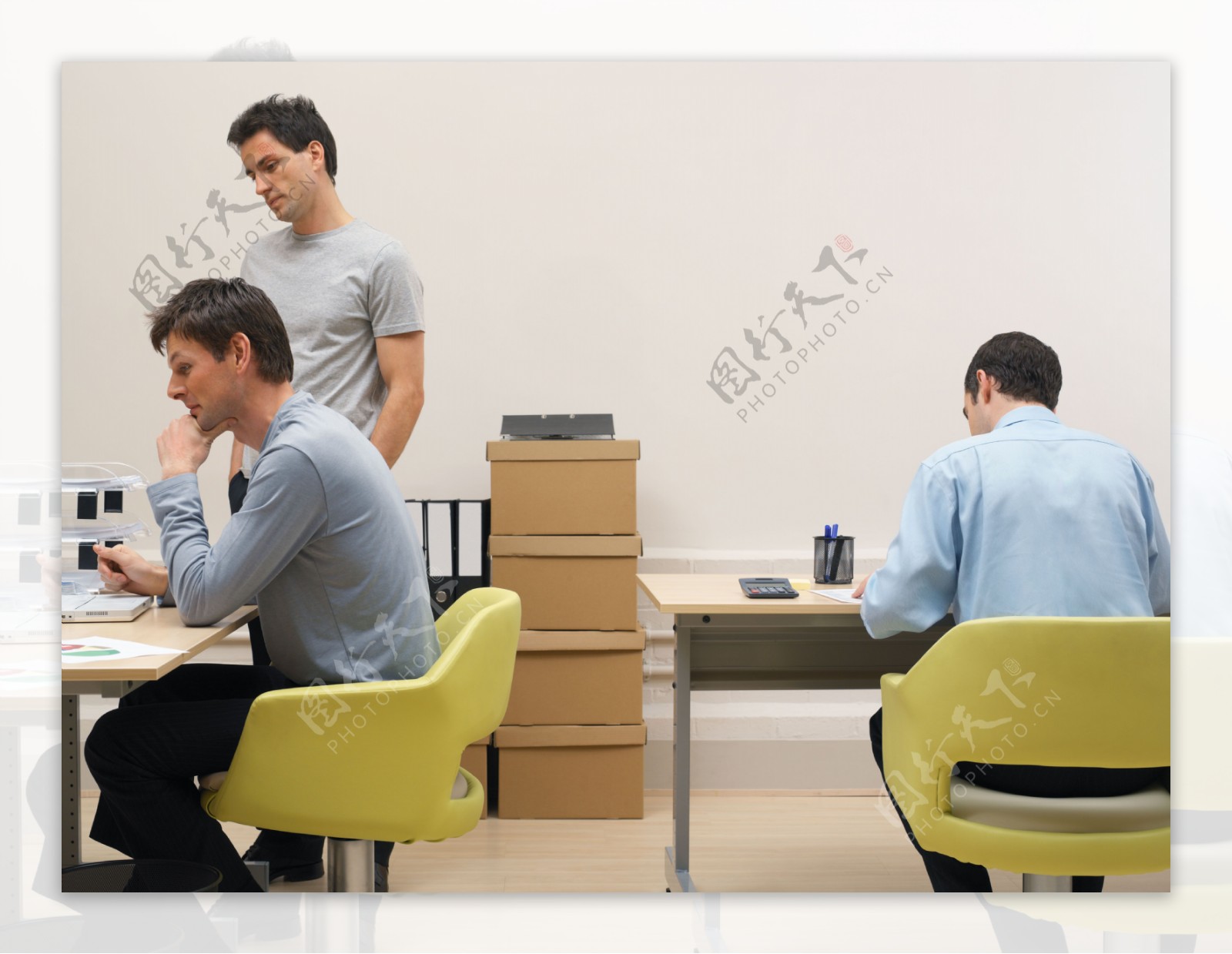 办公室内工作男人图片素材-编号27456000-图行天下
